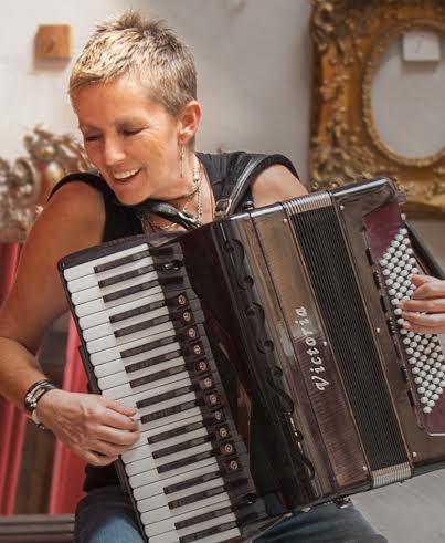 The Electrifying Cathie Travers – Accordion Americana